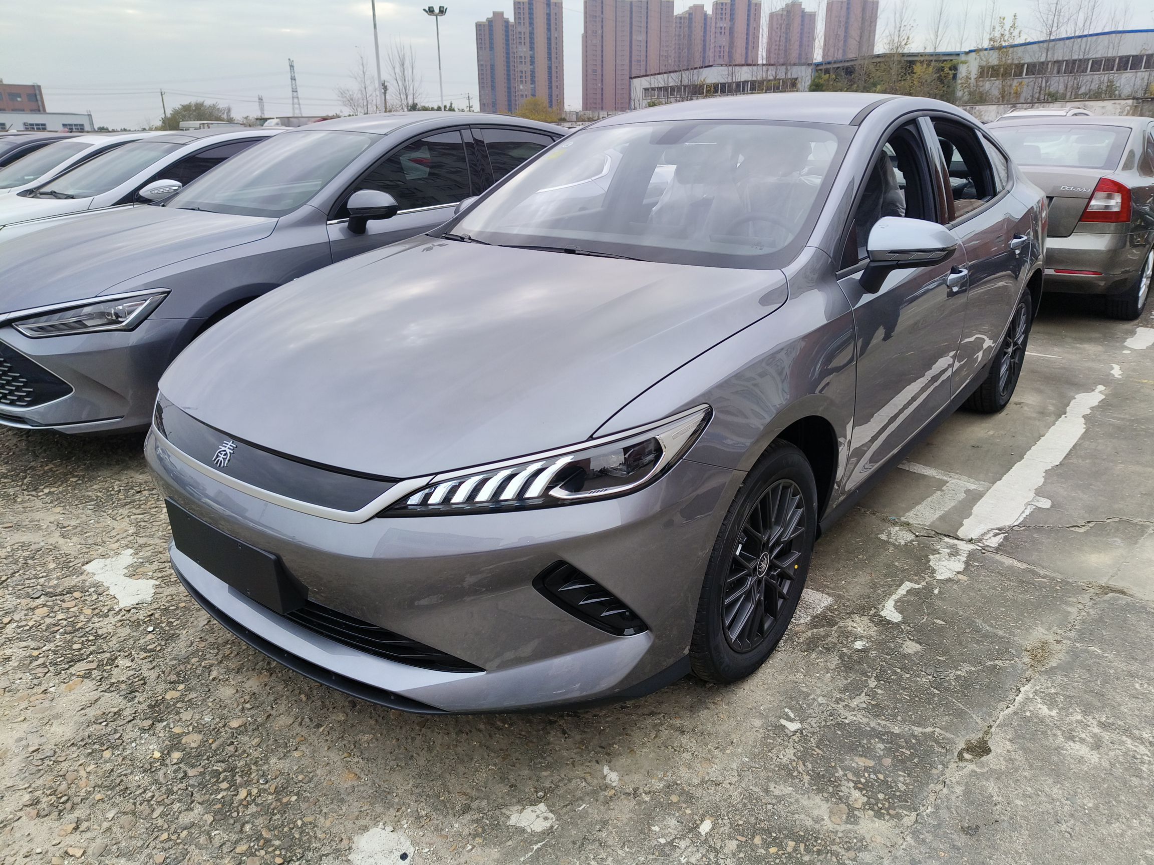 Подержанный BYD Qin PLUS 2025 0.0L Gray 100km AT 5 Seats на продажу ...